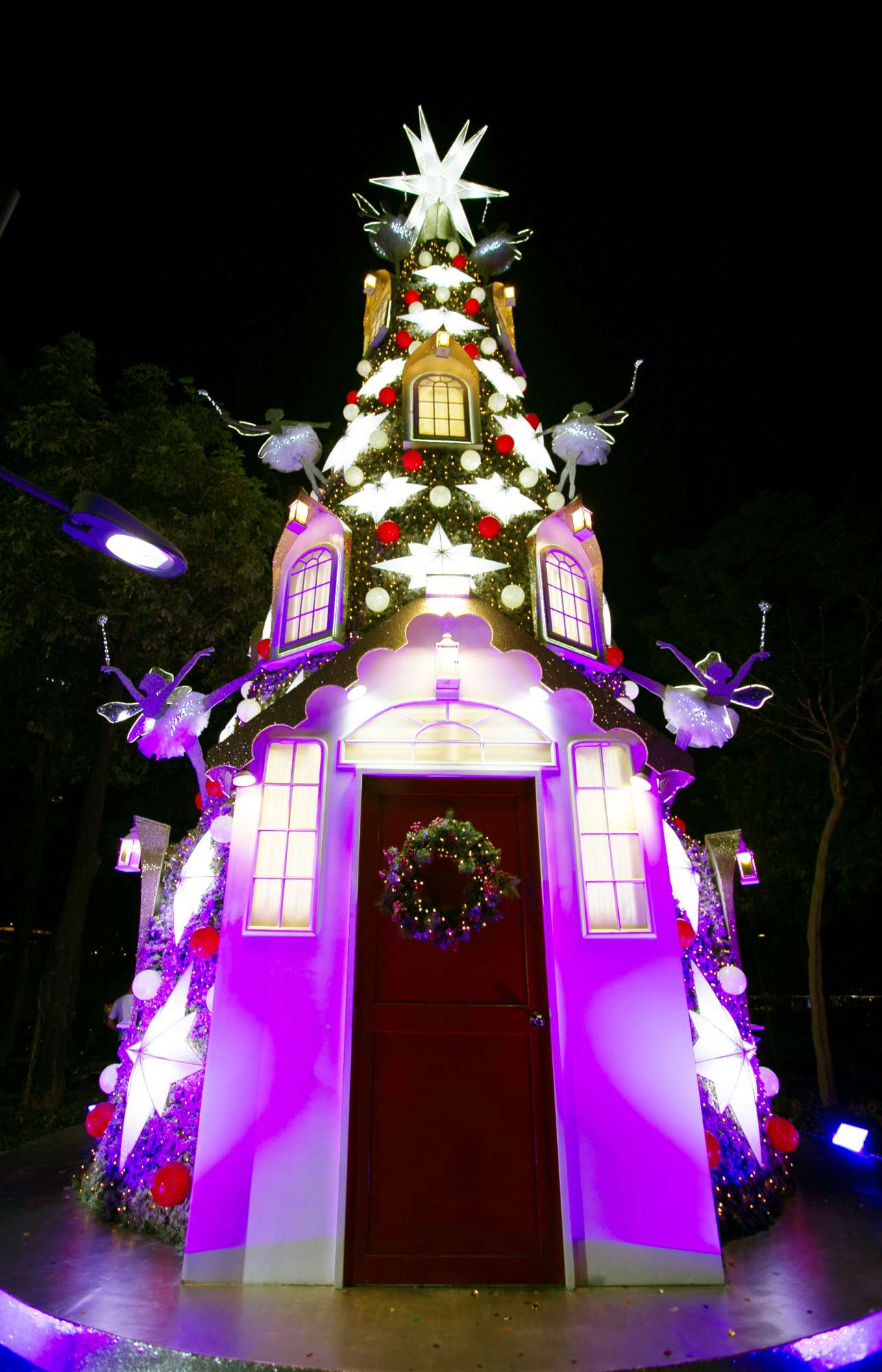Bonifacio Global City comes Aglow with a Christmas Fairytale – ASTIG ...