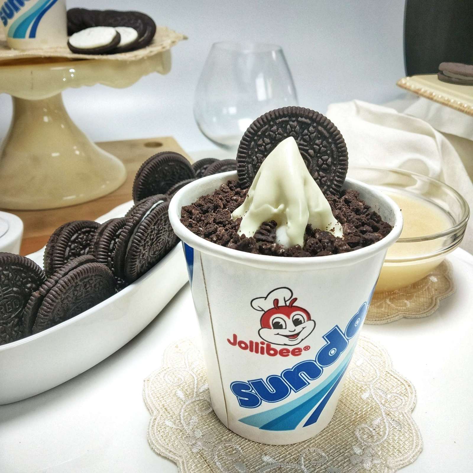 Jollibee Launch an Oreo Treat: Cookies ‘n Cream Sundae Twirl – ASTIG ...