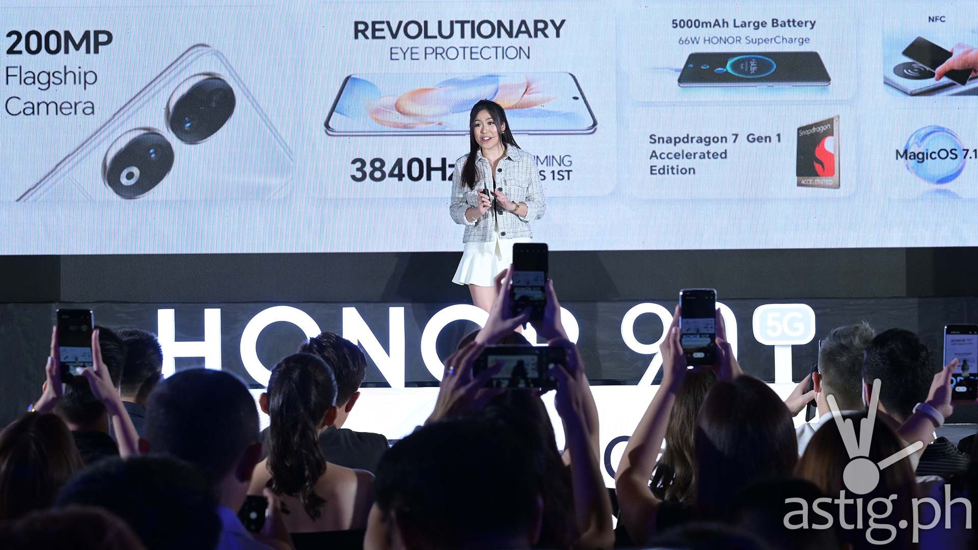 HONOR Philippines Brand Marketing Manager Joepy Libo-on unveiling HONOR 90 5G complete specs ...