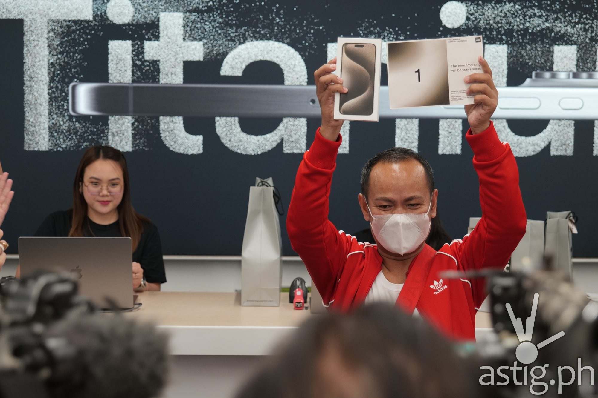 First Pinoy iPhone 15 customer camped outside the store for 5 days – he ...