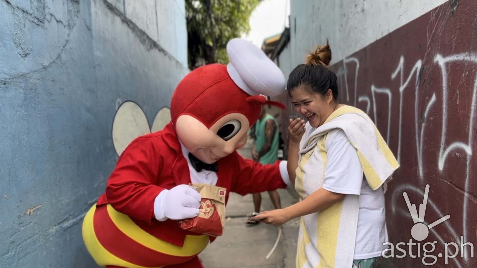WATCH: Jollibee delivers food as a Grab rider in hilarious new video ...