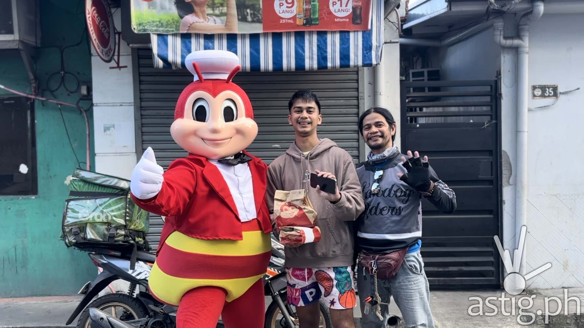 WATCH: Jollibee delivers food as a Grab rider in hilarious new video ...