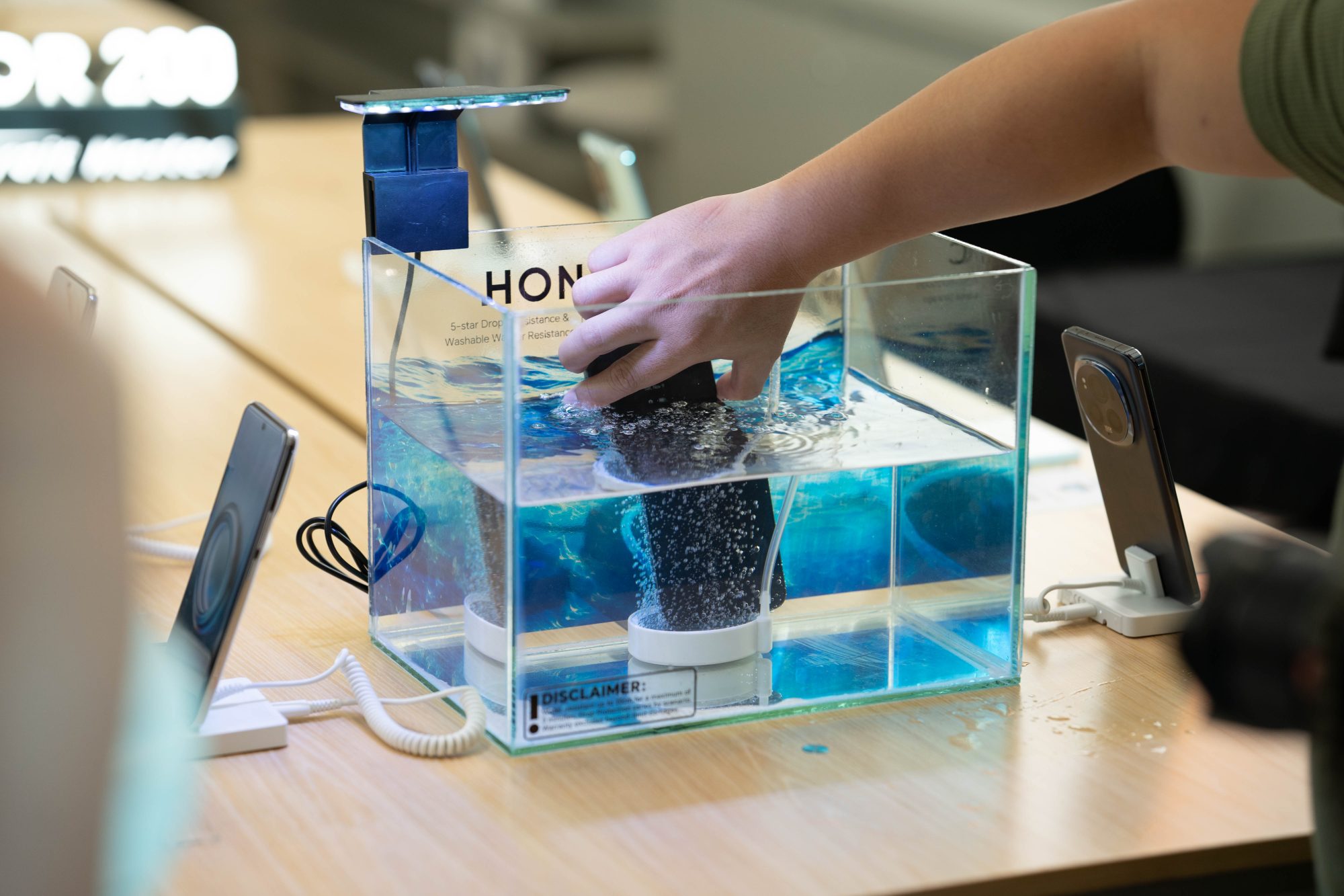 Davao fans wowed by water resistant HONOR X7c at the new HONOR store ...